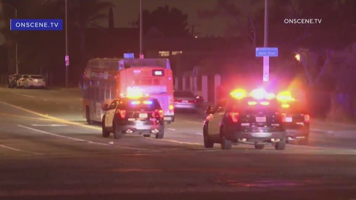SWAT team chases hijacked bus in Los Angeles | Dan Abrams Live – NewsNation