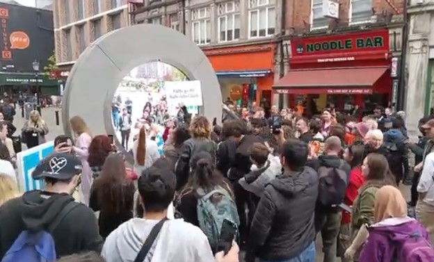 Crowds in Dublin Wave to NYC Through Visual Portal – WNCT