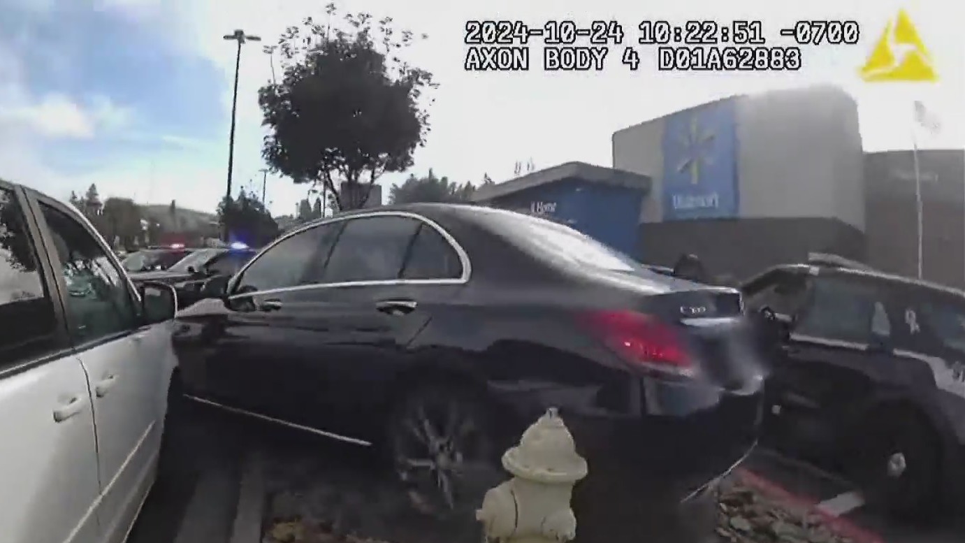Portland man accused of ramming Tigard police cars in Walmart parking ...