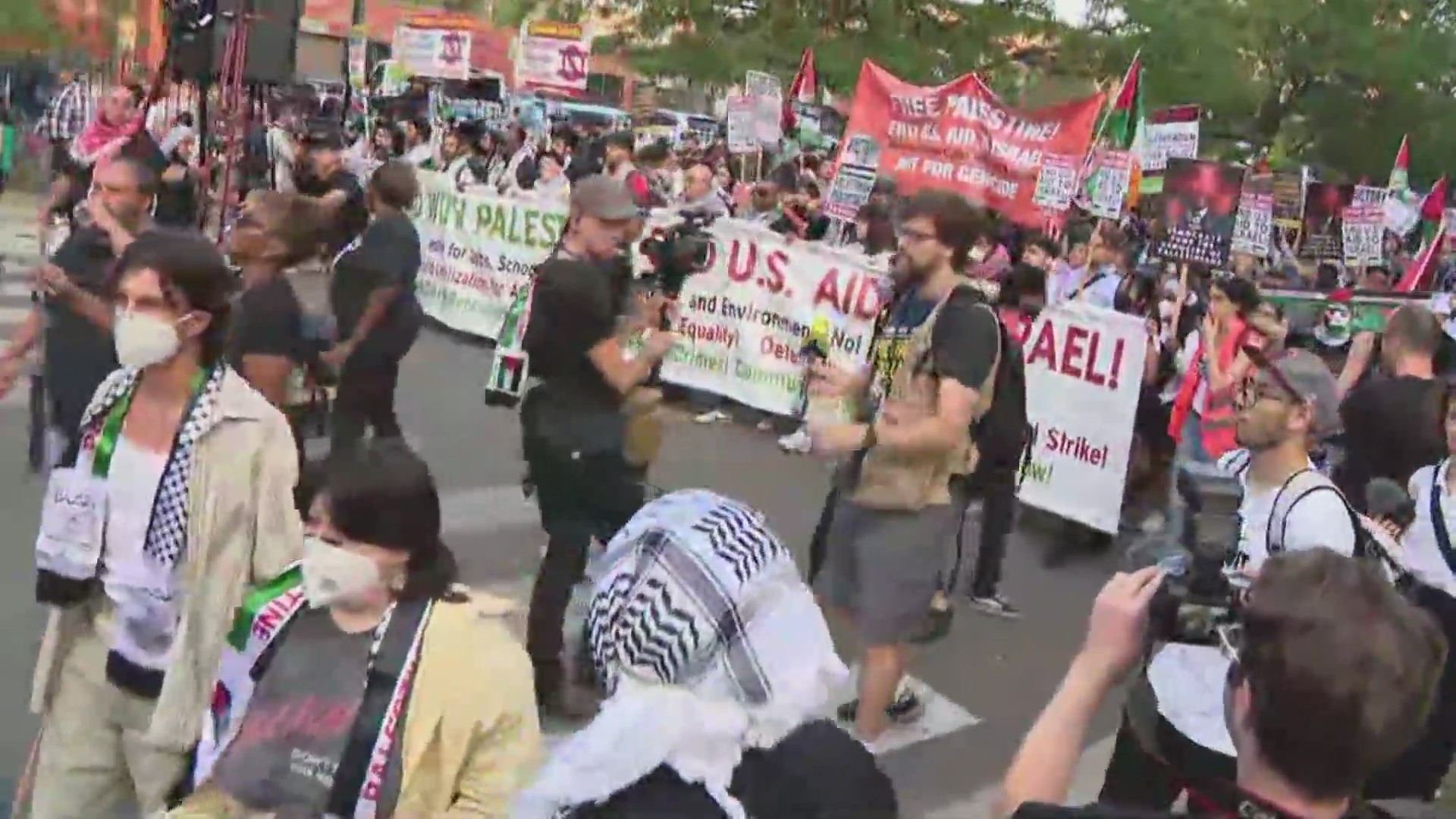 Pro-Palestinian protesters march to United Center on last day of DNC ...
