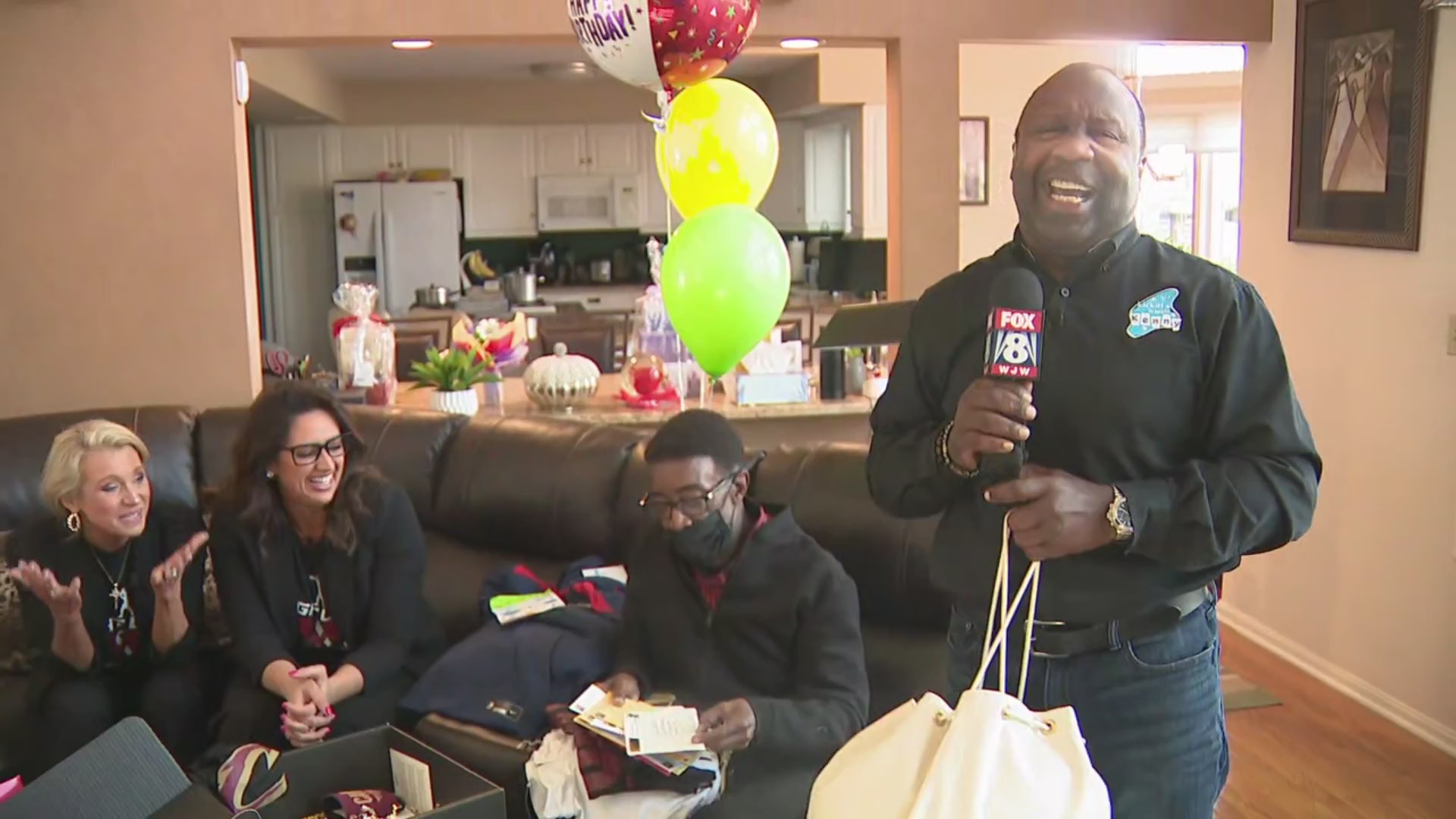 Wayne Dawson opens presents – Fox 8 Cleveland WJW