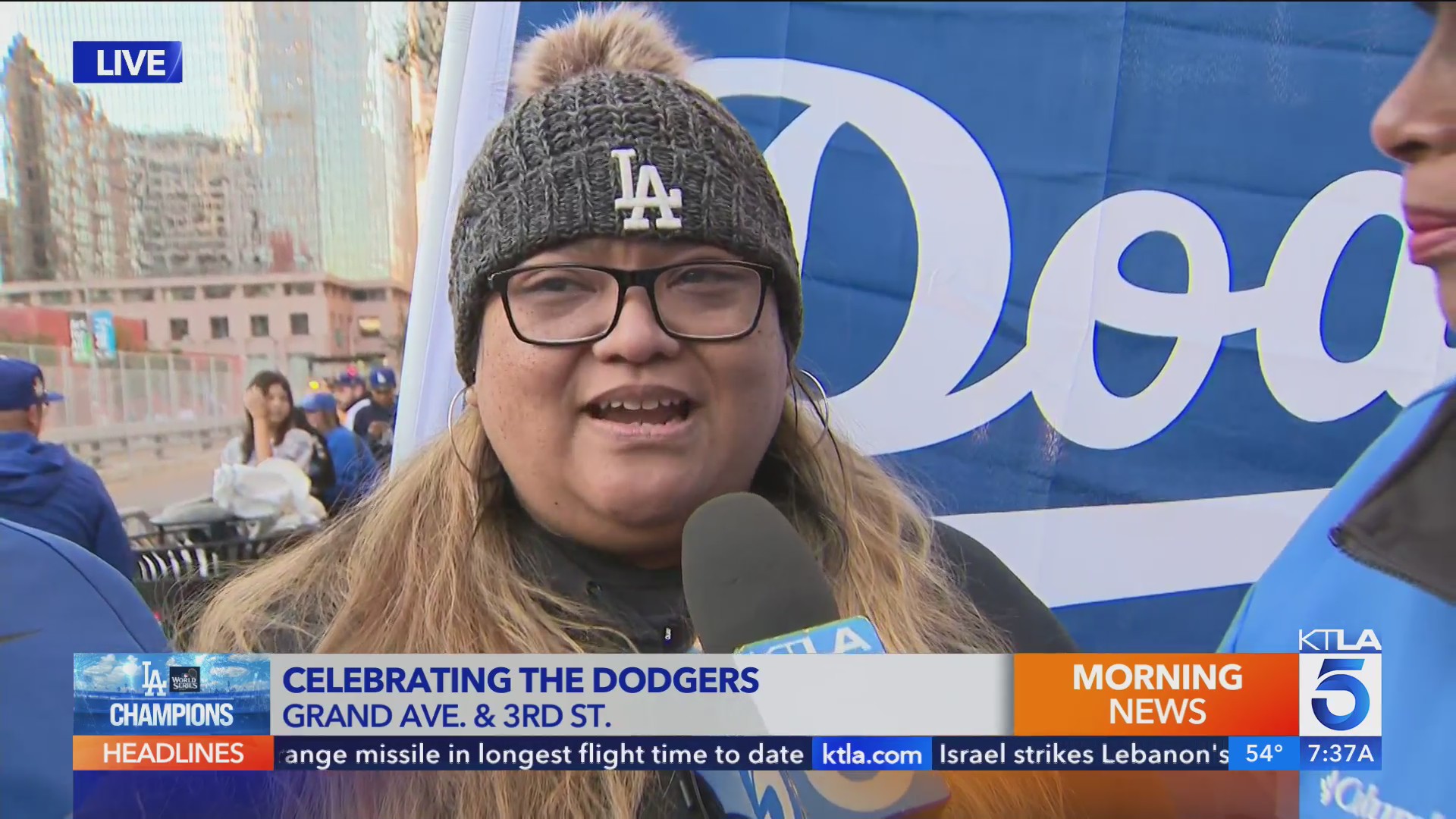 Dodger Fans Get Ready for the World Series Parade. – KTLA