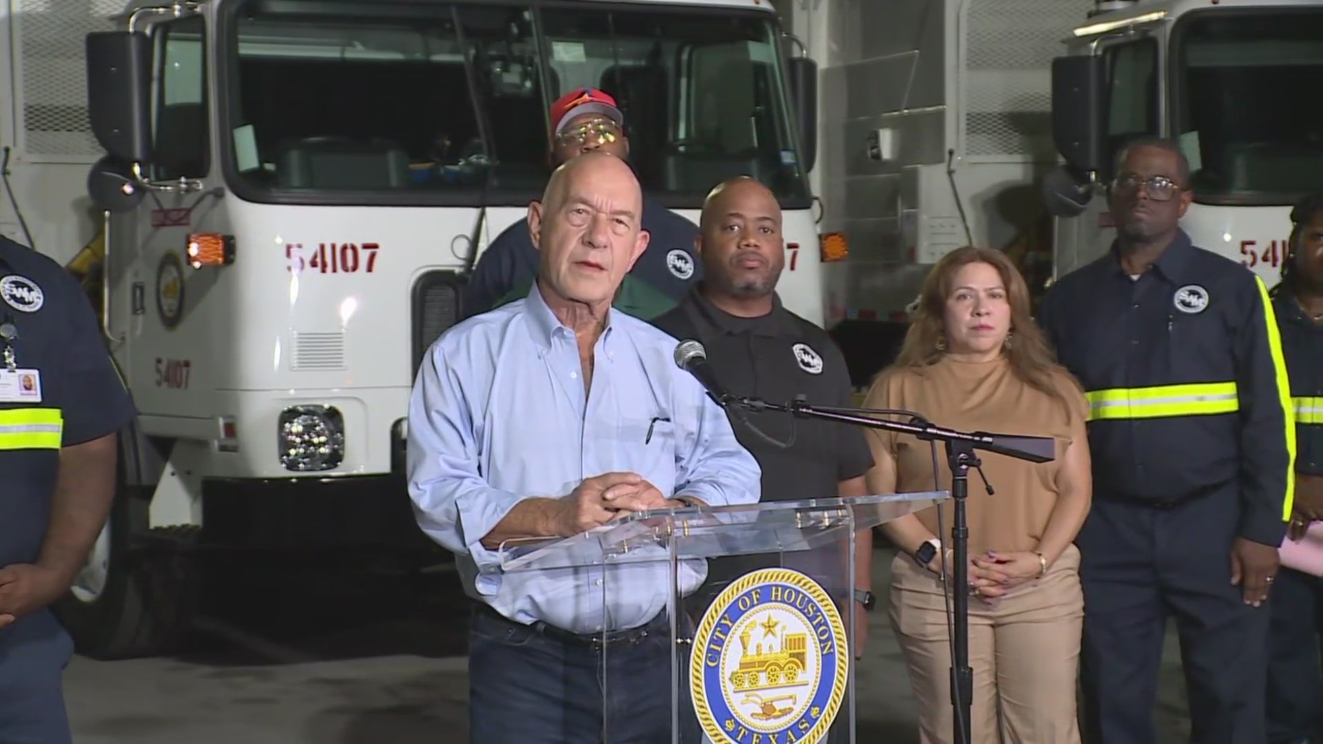 Mayor Whitmire unveils new fleet of recycling trucks – CW39 Houston