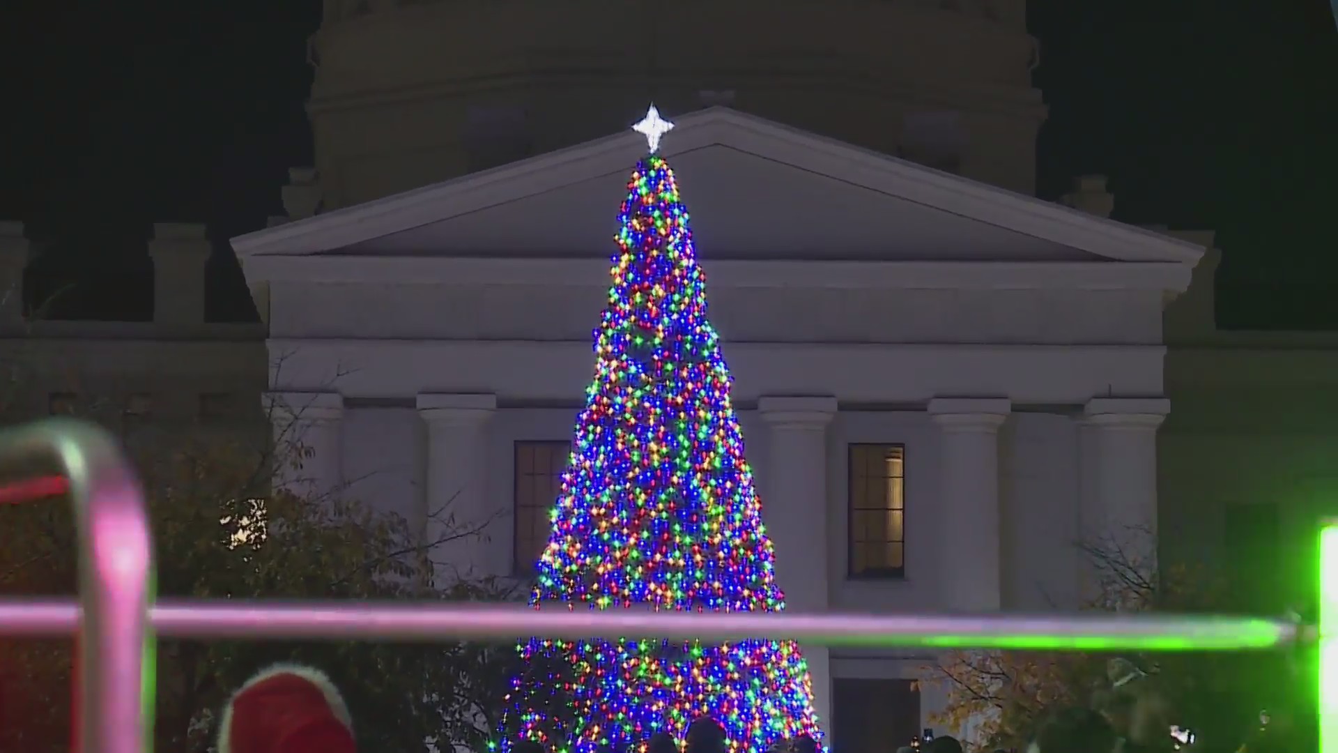 St. Louis lights up Kiener Plaza Christmas tree to ring in holiday ...