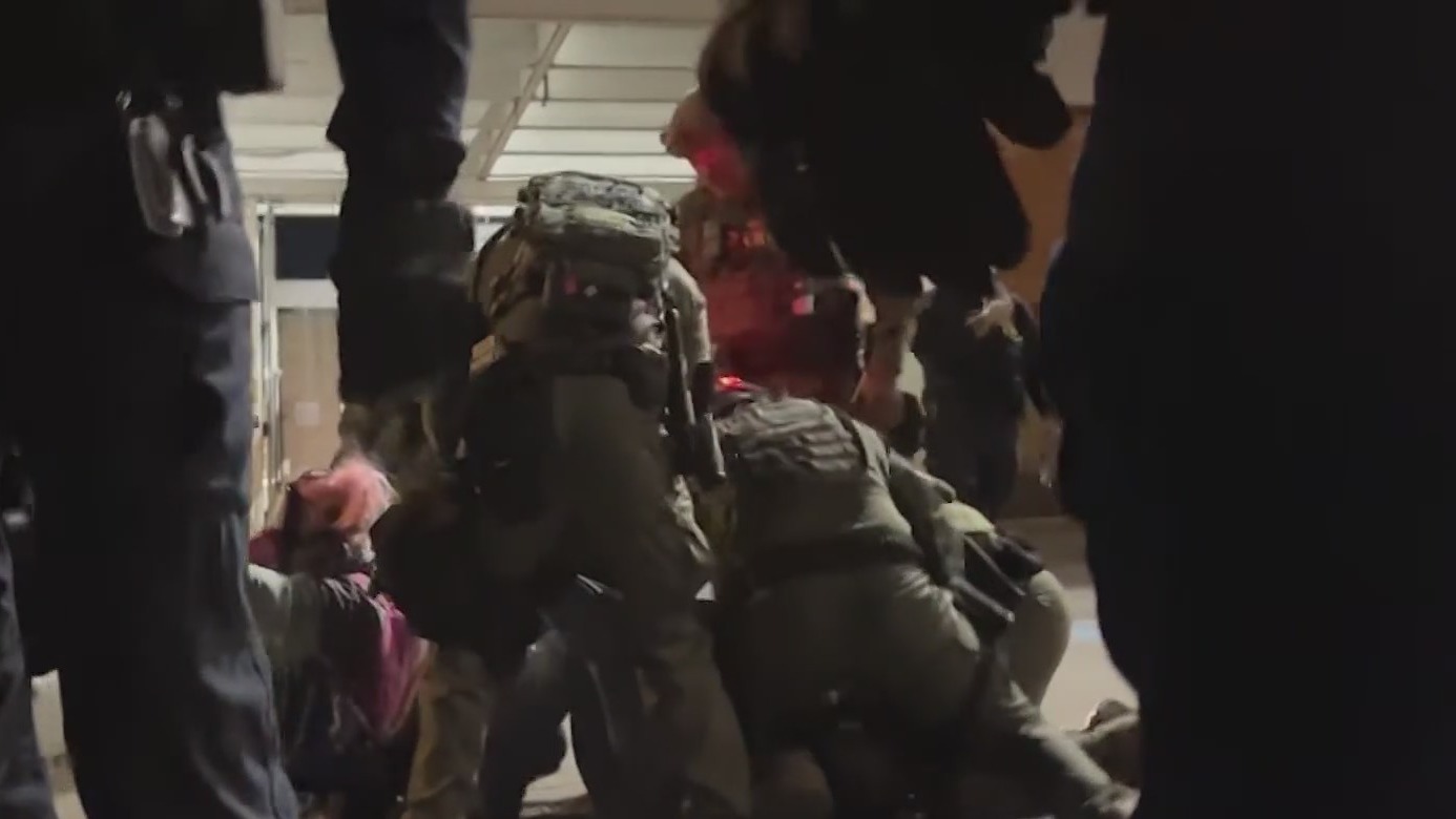 Ambulance crew blocked from leaving ICE facility by federal agents ...