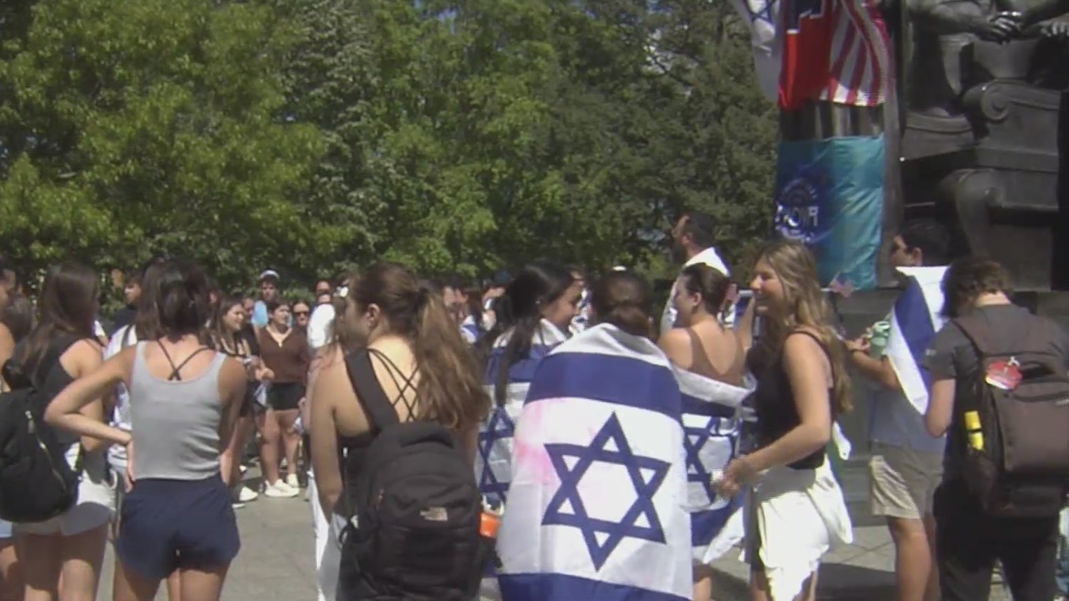 U of I Jewish community gathers at Alma Mater for ‘show of pride and ...