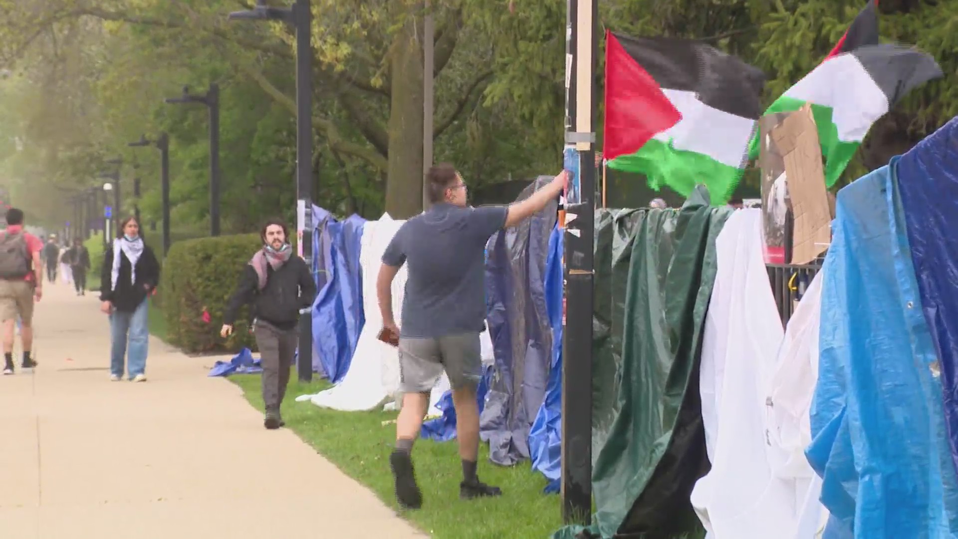 People supporting Israel counter-protest pro-Palestinian encampment at ...