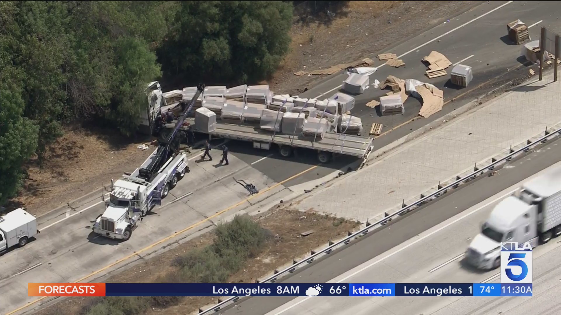 Big rig overturns on off-ramp of 210 Fwy – KTLA