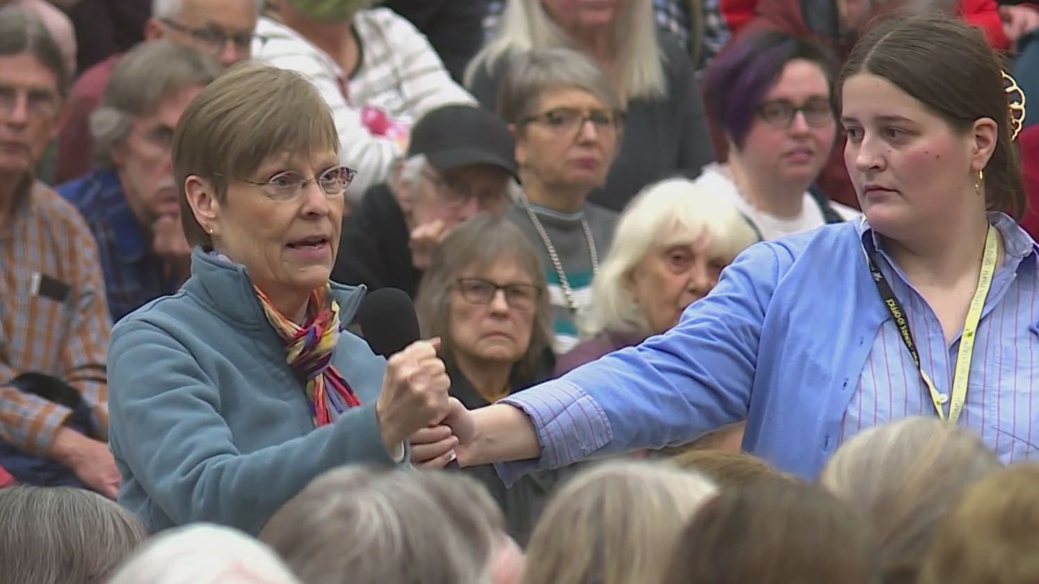 ‘Everybody’s scared’: Wyden, Bynum get earful at town hall – KOIN.com