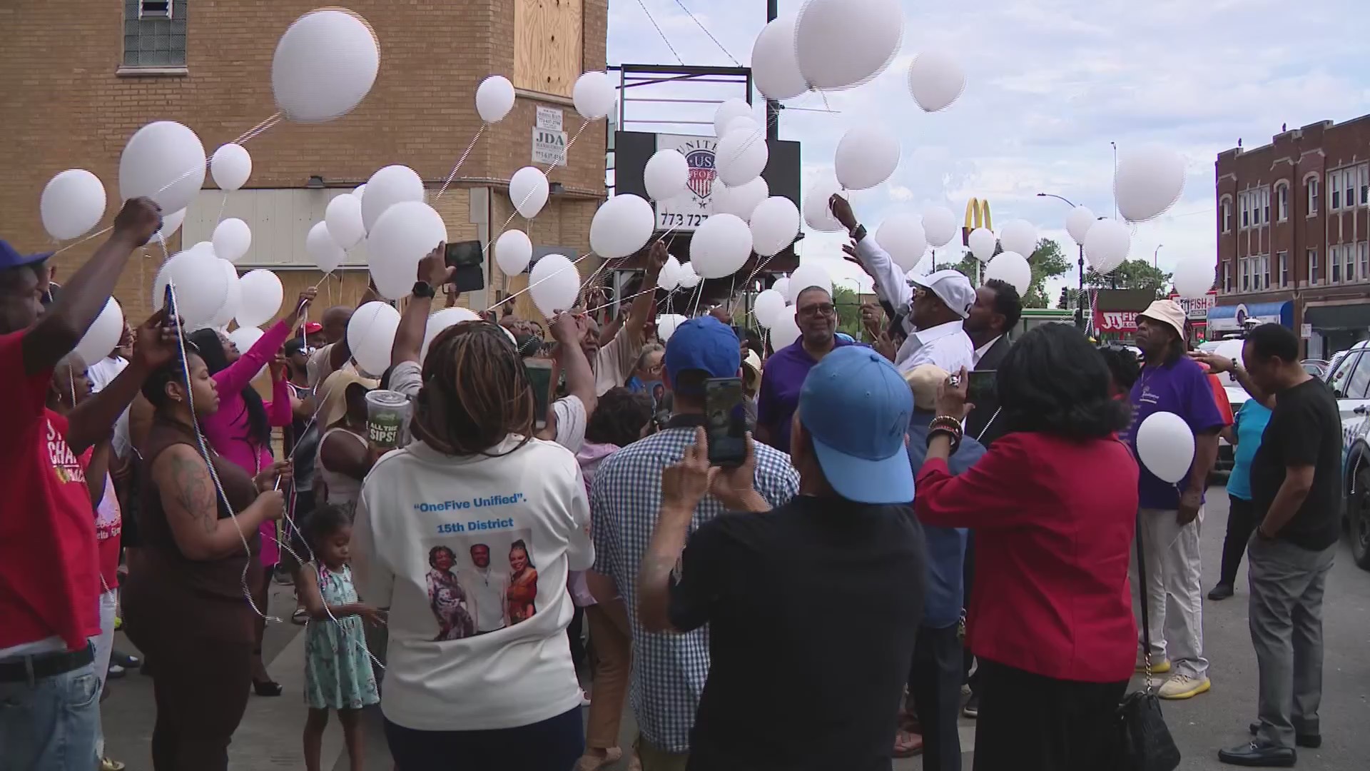 Balloon release held to honor victims of suspected West Side arson – WGN-TV