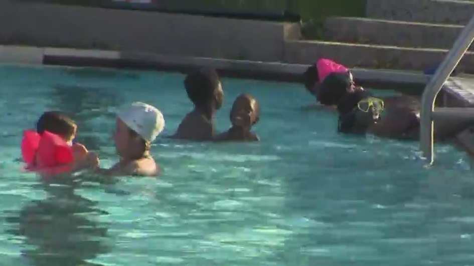 Community pools stayed open later in Newark – PIX11