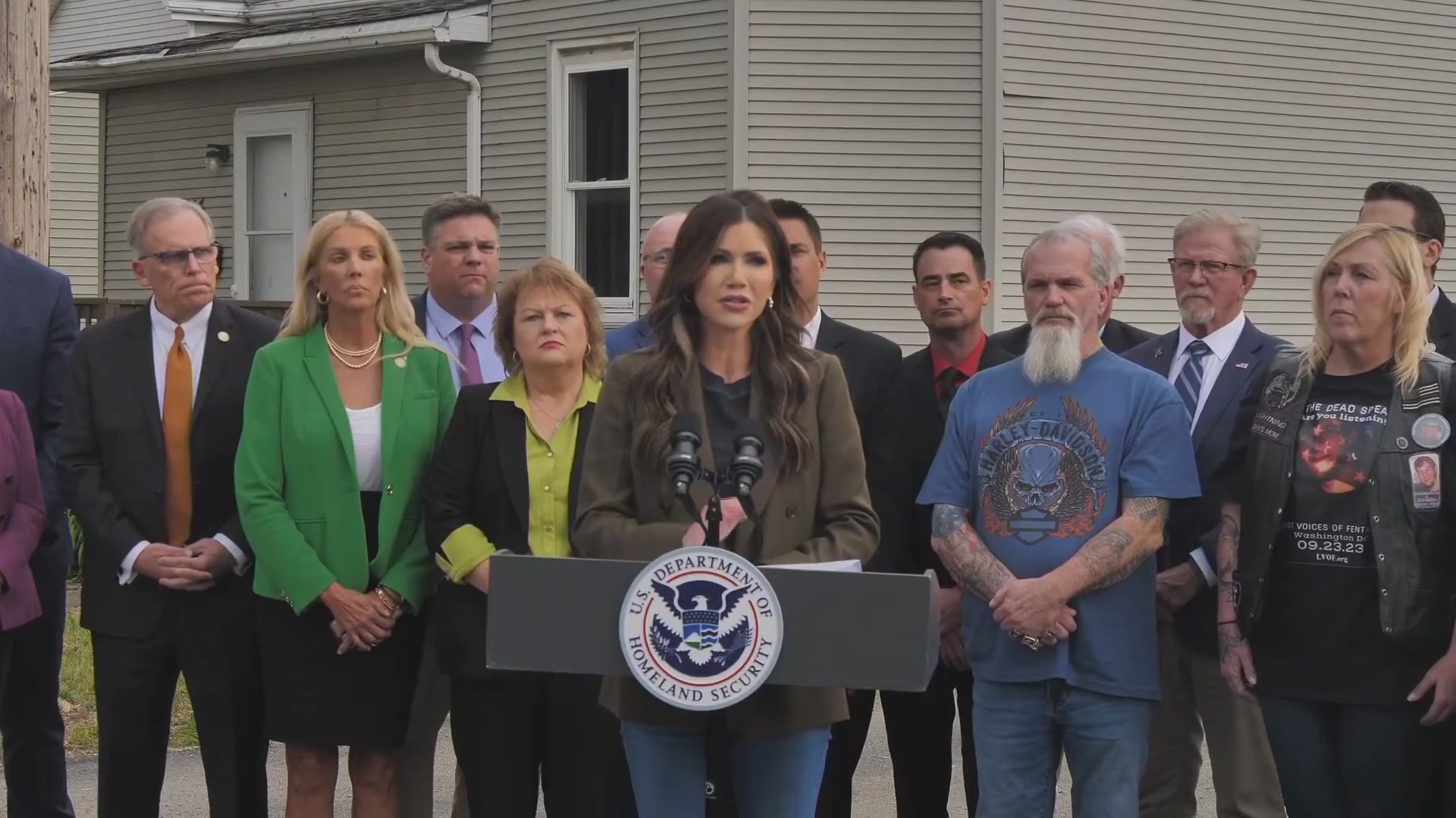 Kristi Noem slams Illinois governor, sanctuary policies, Pritzker claps ...