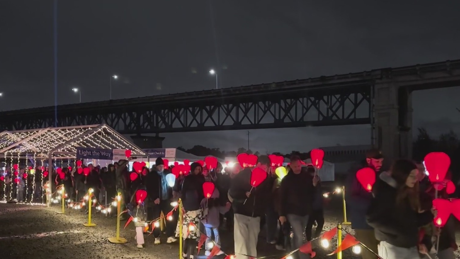 Walkers with lanterns ‘Light the Night’ in Portland – KOIN.com