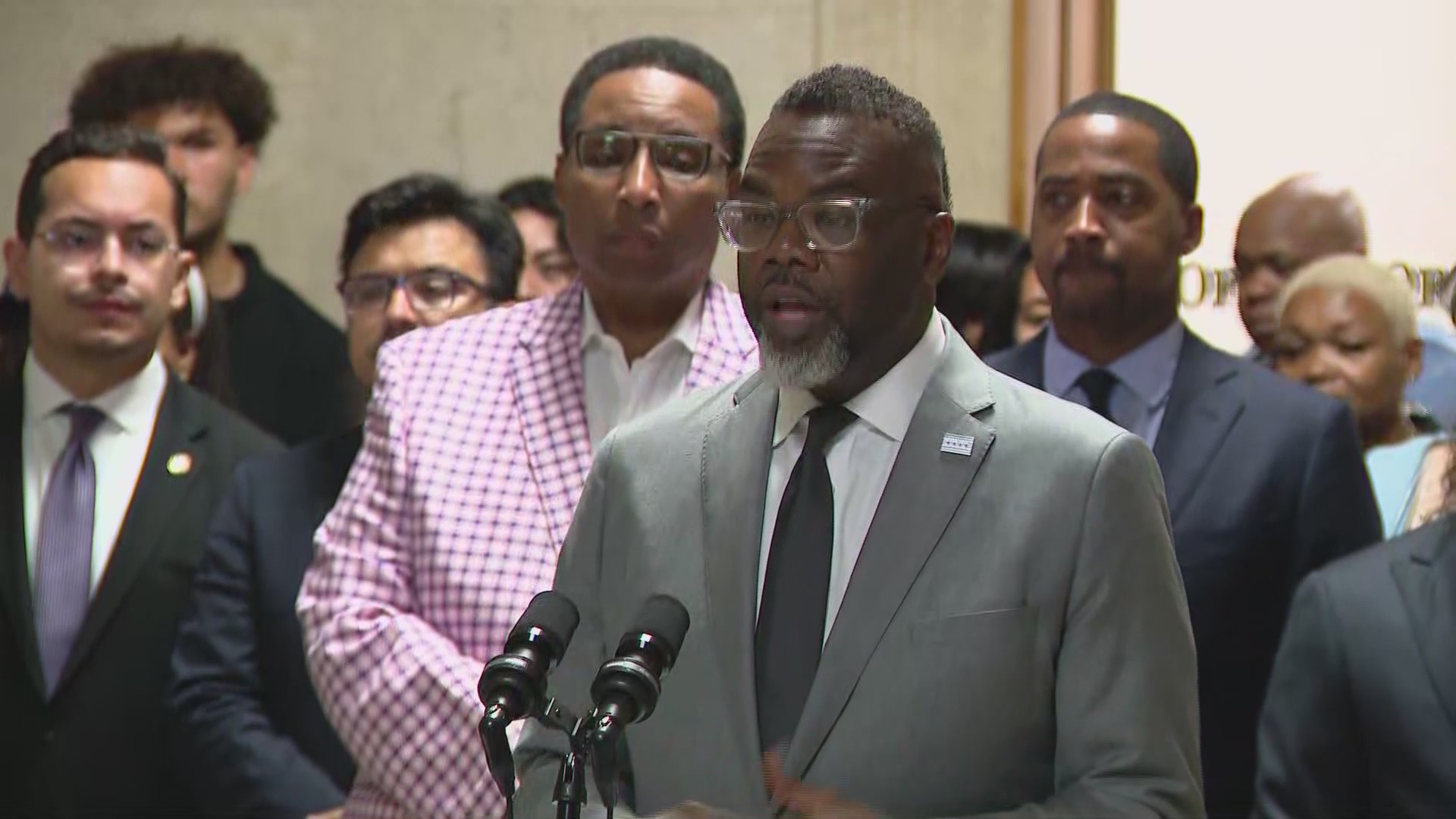 Mayor Johnson speaks out on ‘snap’ curfew veto – WGN-TV