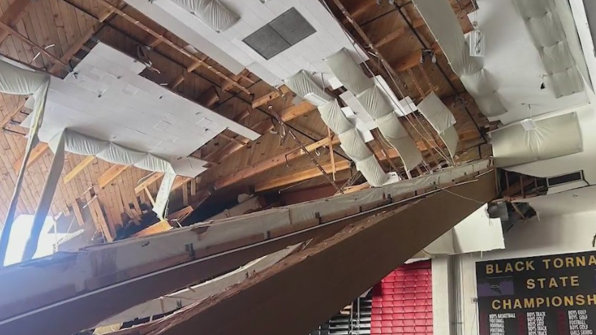 Medford High School’s gym roof collapses under weight of snow – WANE 15