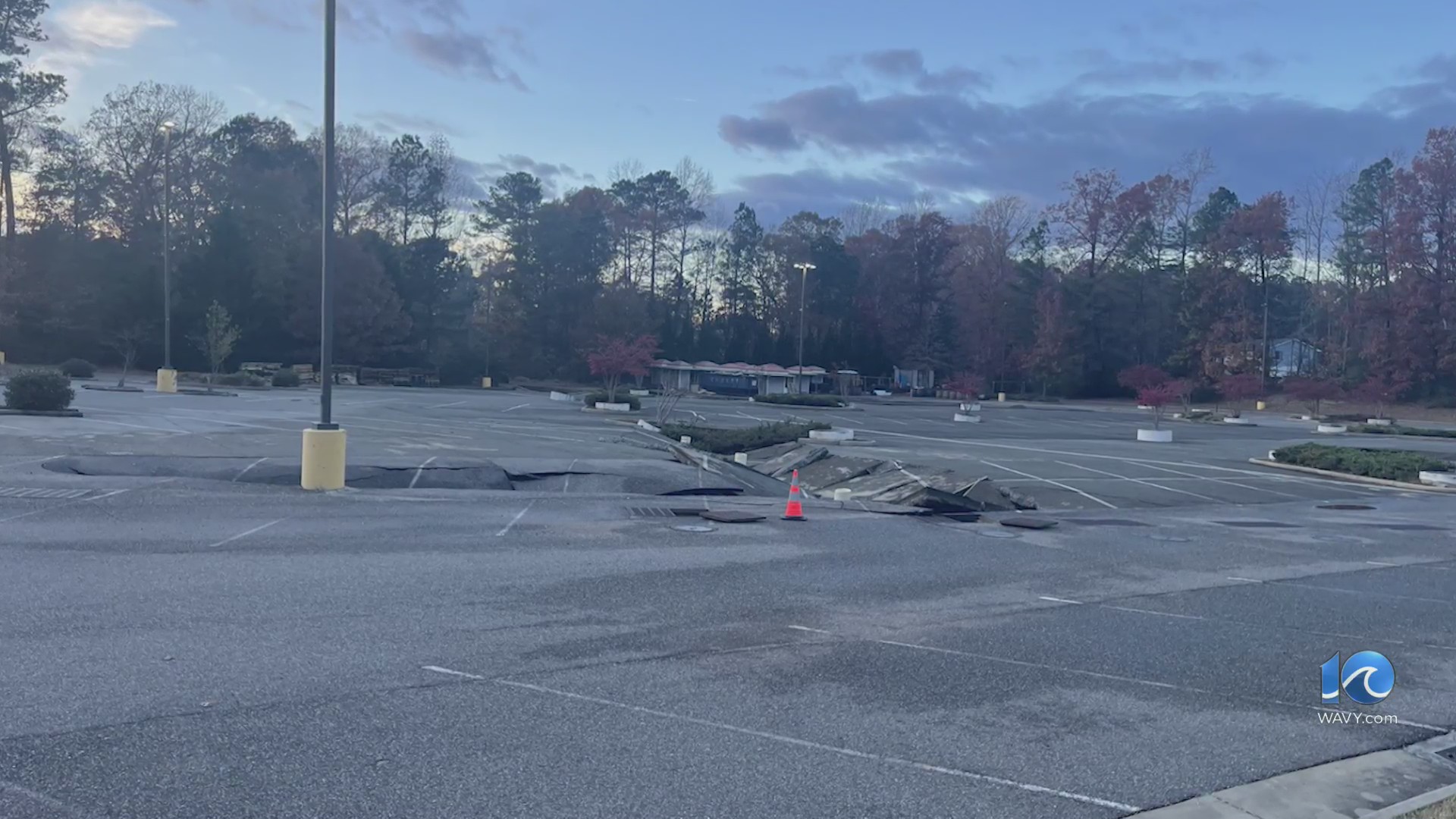 Part of Premium Outlets parking lot collapses from underground fire ...