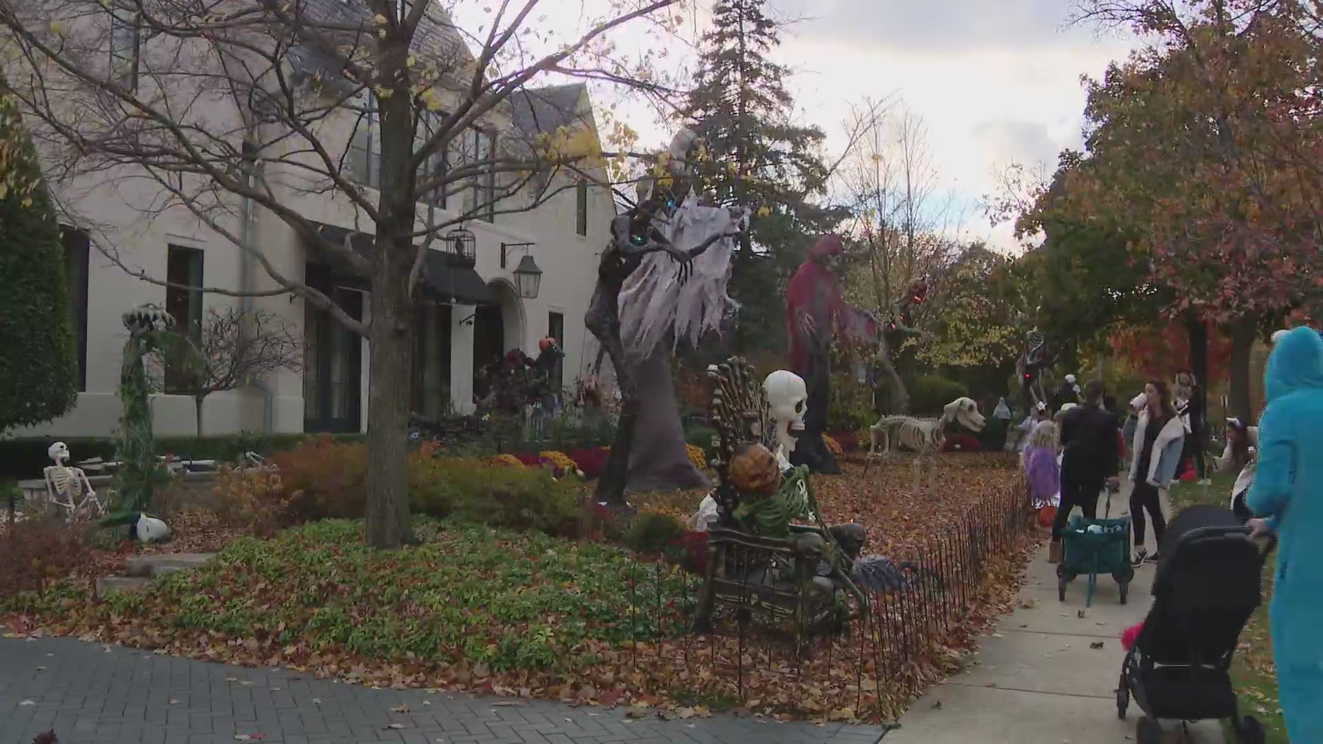 Chicagoans unphased by windy conditions on Halloween – WGN-TV