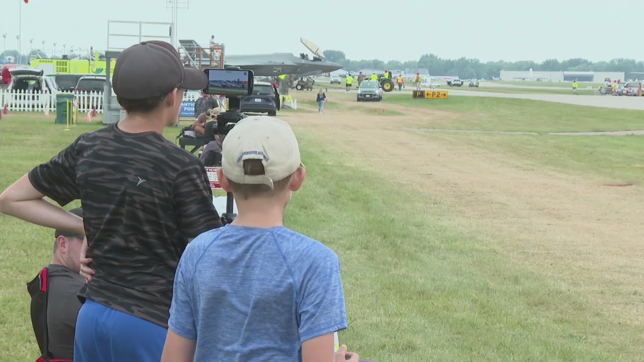 ‘Once in a lifetime experience’: Last day of EAA Airventure brings ...