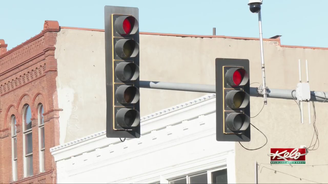 Stoplight knocked down on Phillips Avenue – KELOLAND.com
