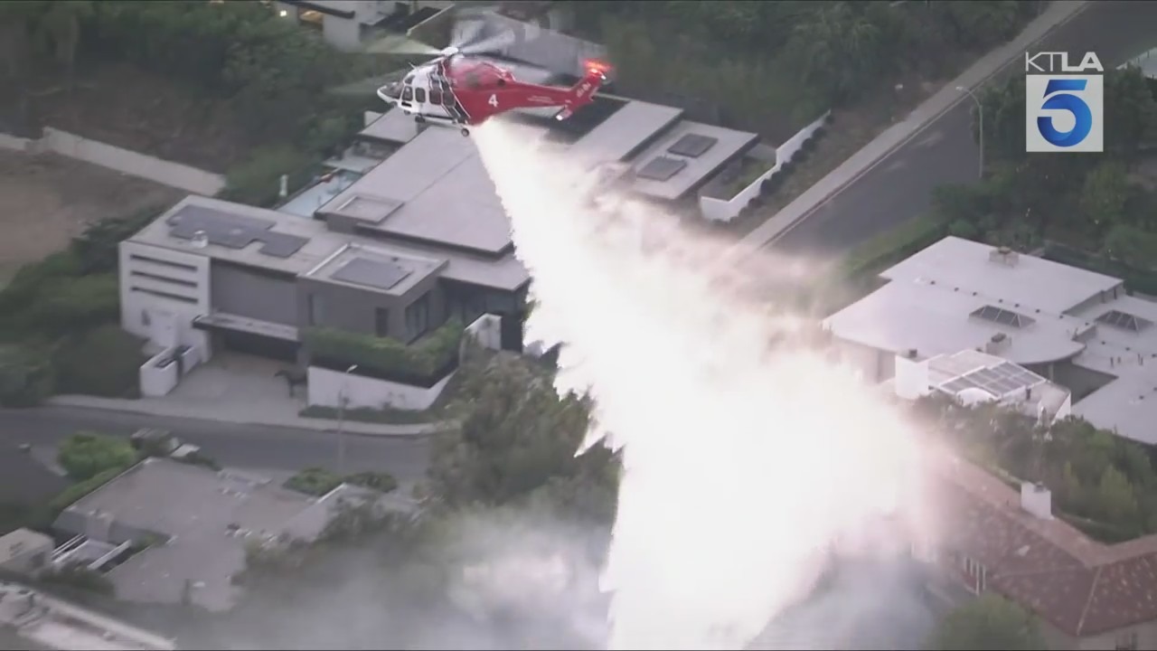Fire crews battle brush fire in Hollywood Hills – KTLA