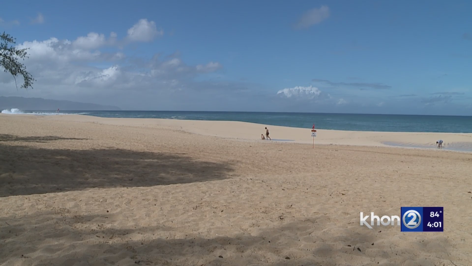 1 dead, 2 hospitalized after wave sweeps in visitors at Ke Iki Beach ...