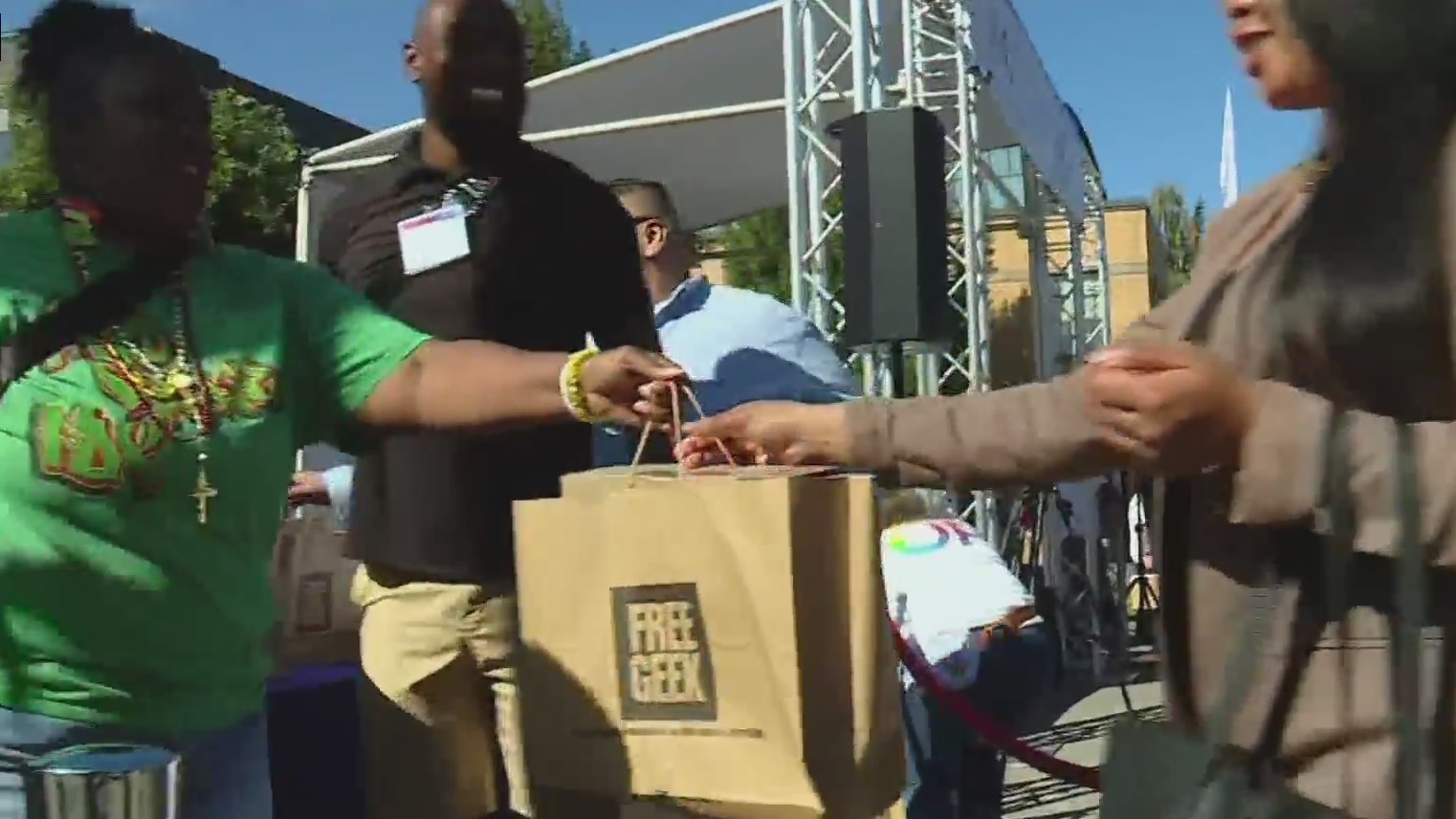 Free Geek event gives laptops to hundreds in need – KOIN.com