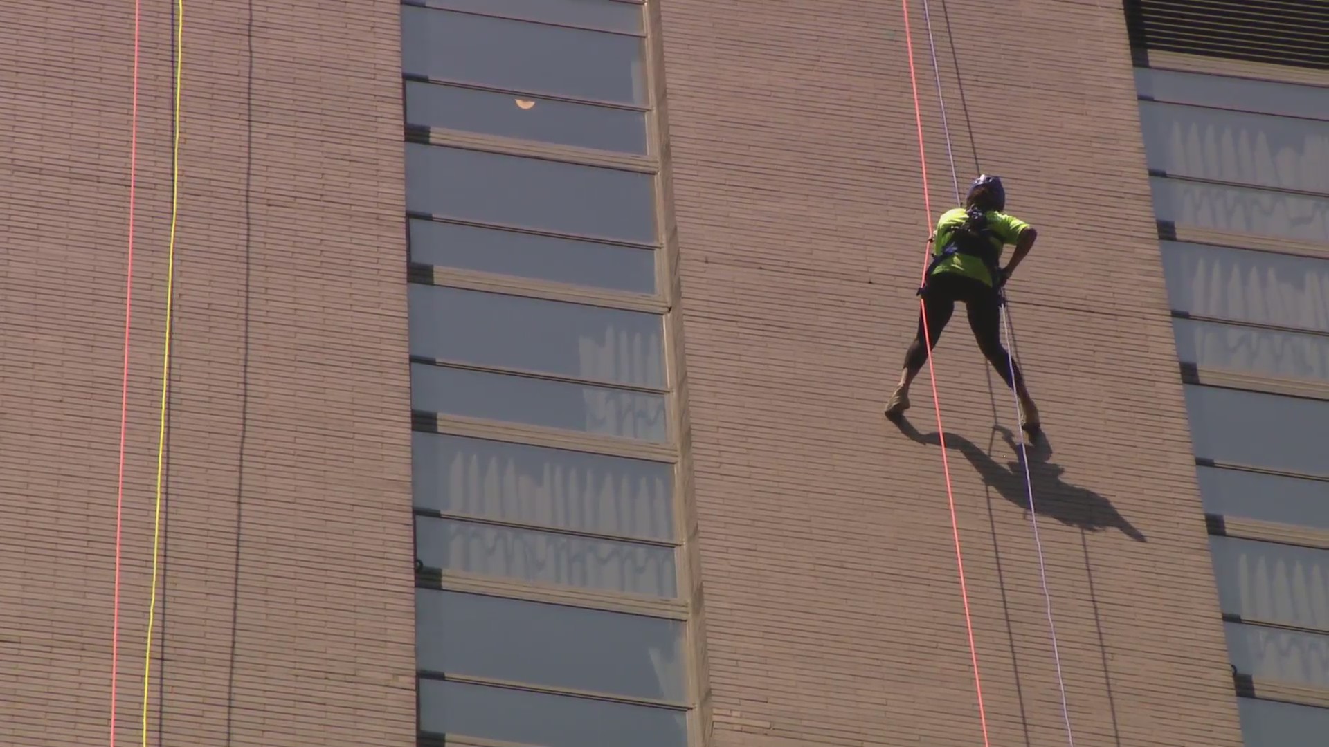 WGN Traffic reporter Brhett Vickery goes ‘Over the Edge’ for Make-A ...