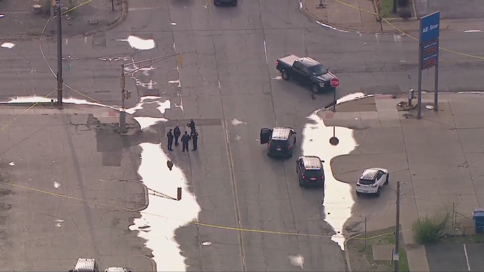 Man wielding knives shot by police in Gary – WGN News at 7 a.m. – WGN-TV