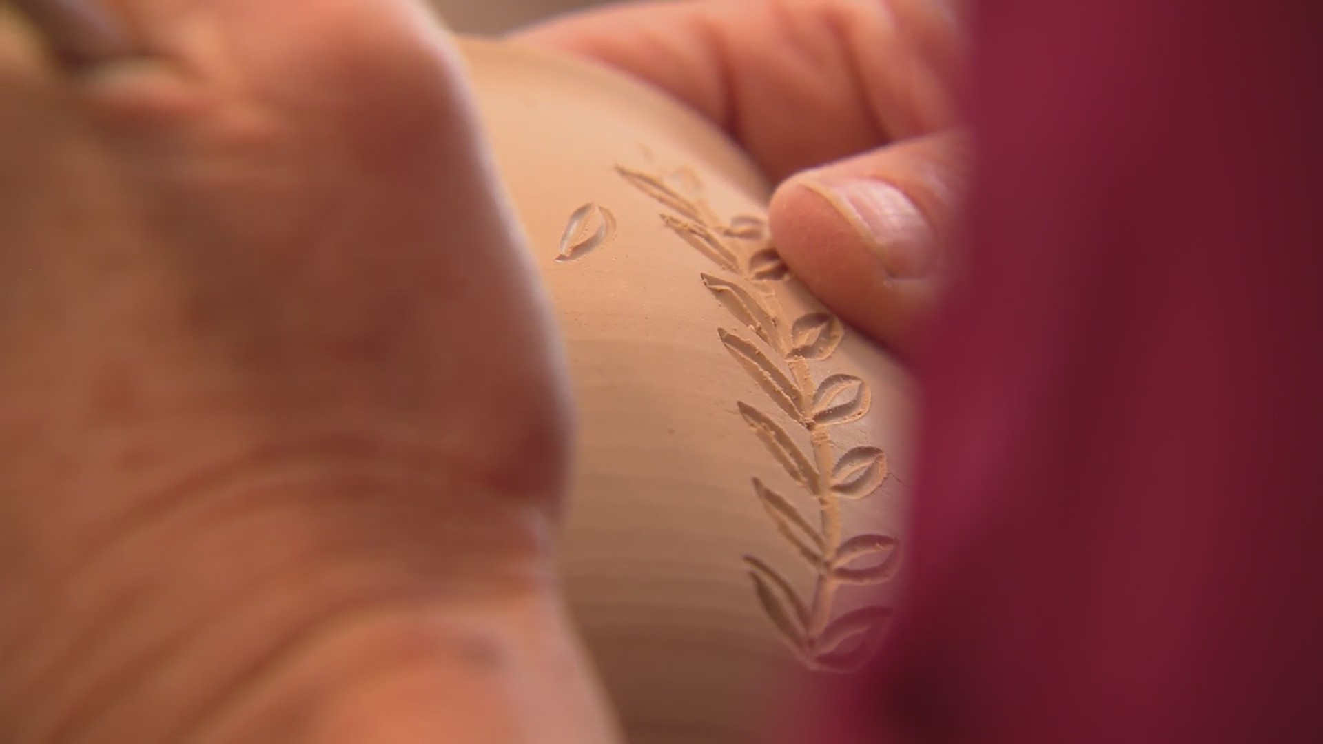 Potter Laura Carney molds magic into her bestselling cups – WGN-TV
