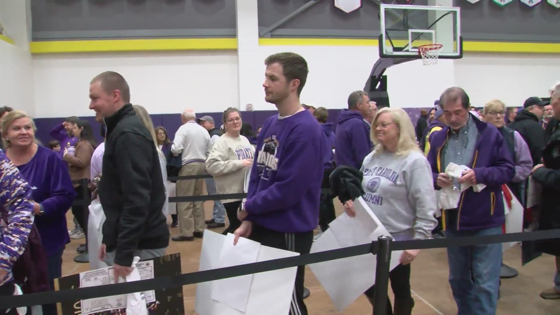 ECU football fans meet the players, celebrate Military Bowl win over N ...