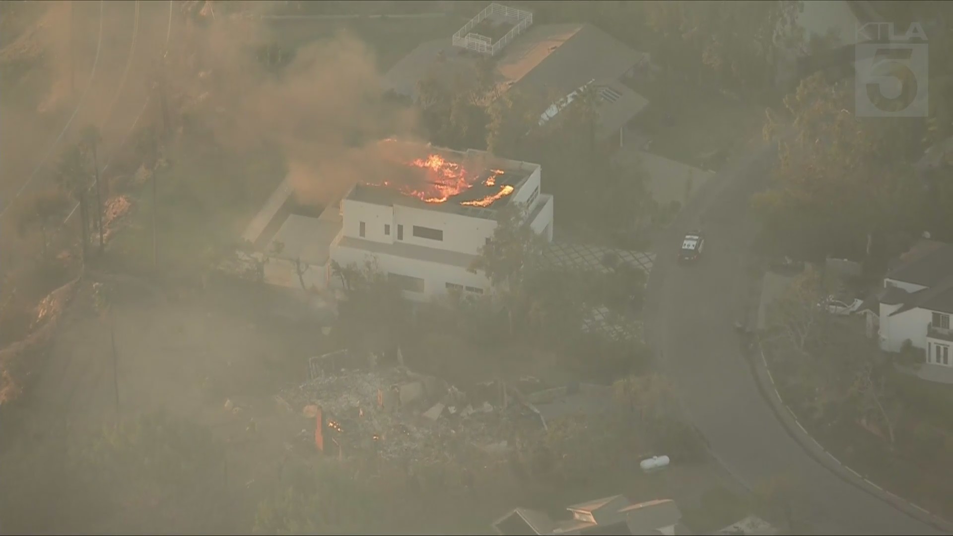 Sky5 footage of homes ablaze in Malibu – FOX 2