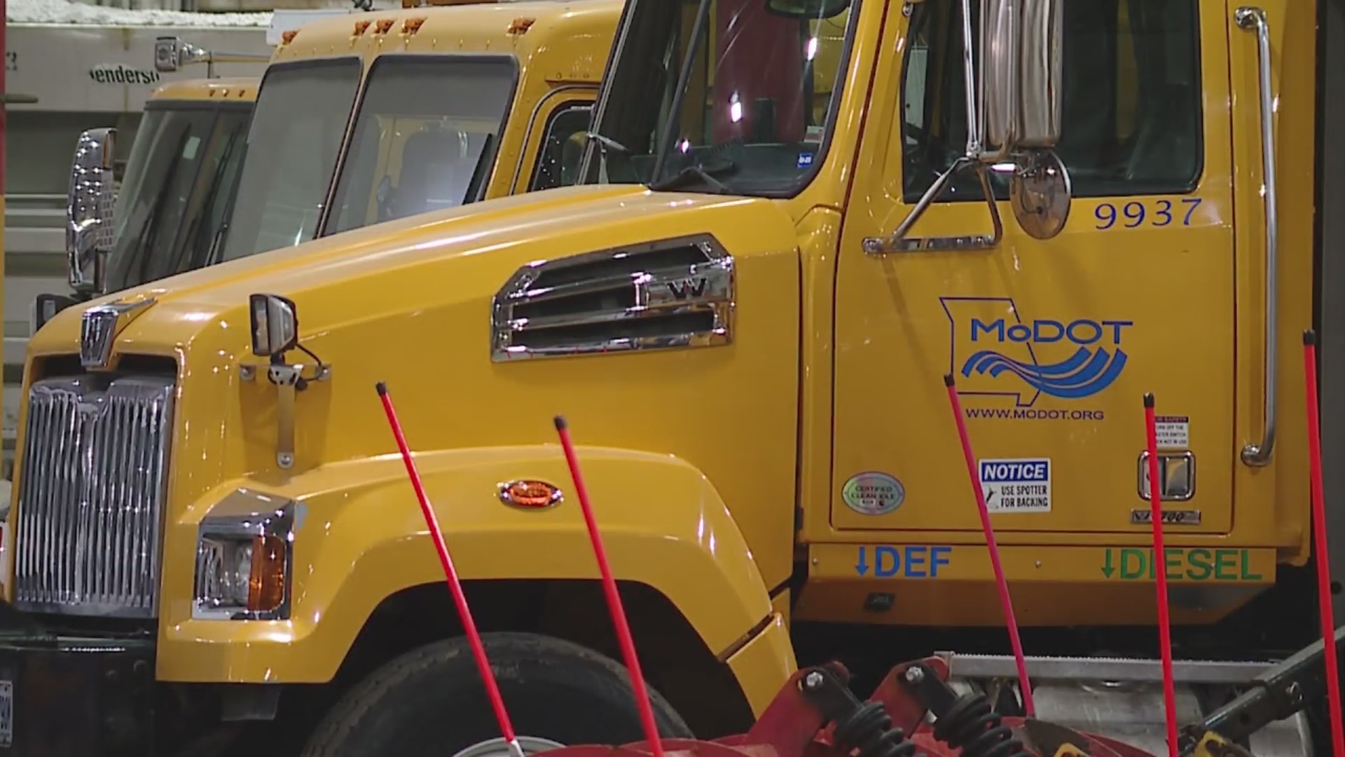 MoDOT, KDOT crews pretreating roadways ahead of winter storm – FOX 4 ...