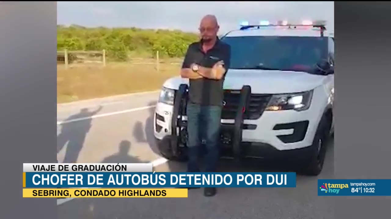 Padre maneja su auto frente a autobús con estudiantes para detener a ...