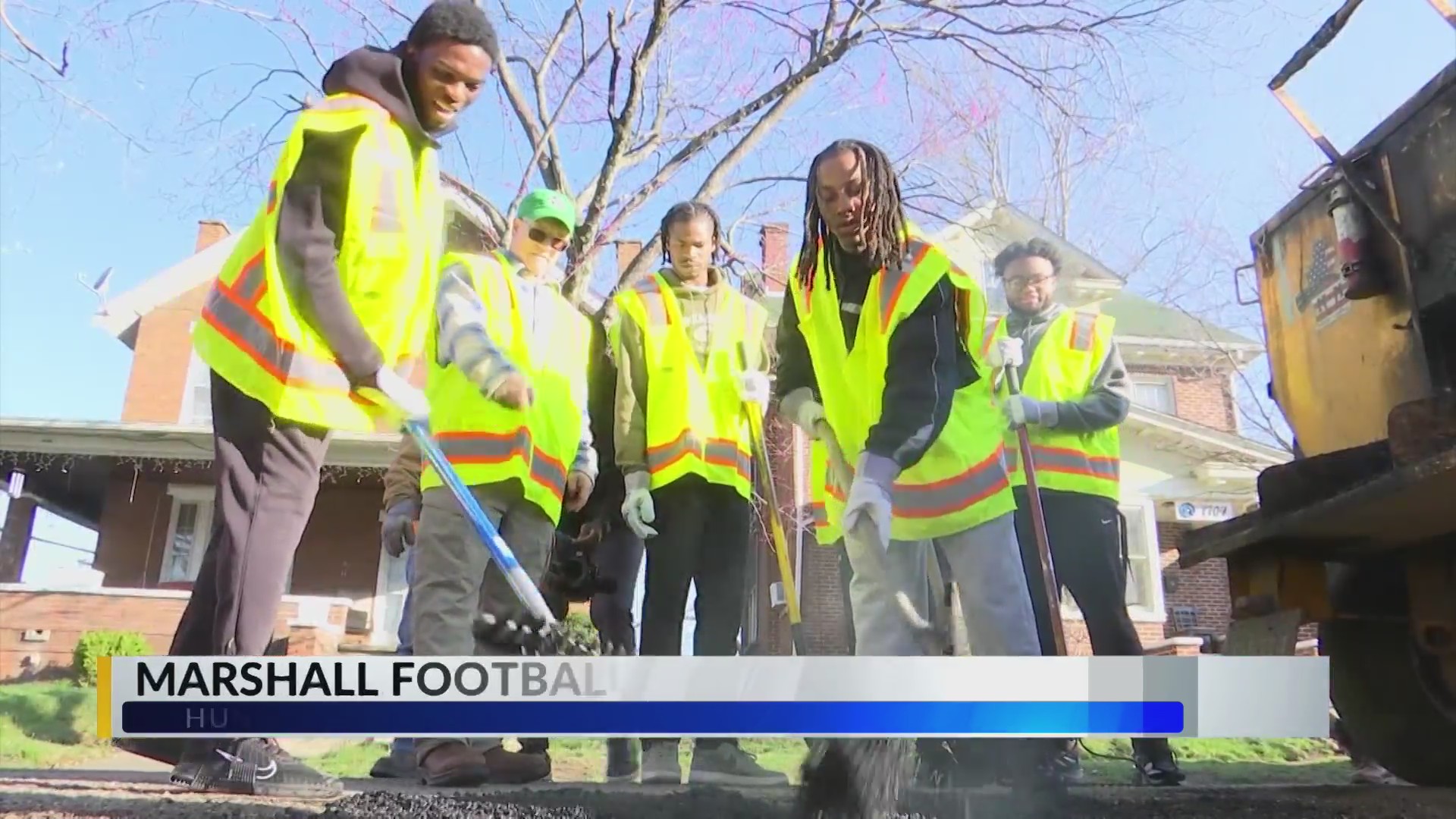 Marshall Football players work with crews to fill potholes – WOWK 13 News