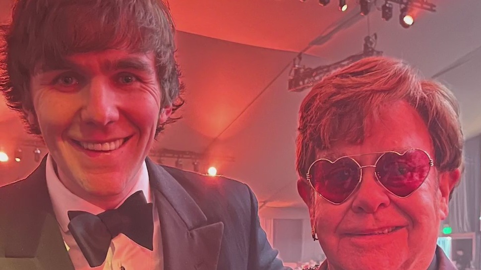 Musician honors Elton John with own “Eltom John” tribute tour – FOX8 WGHP