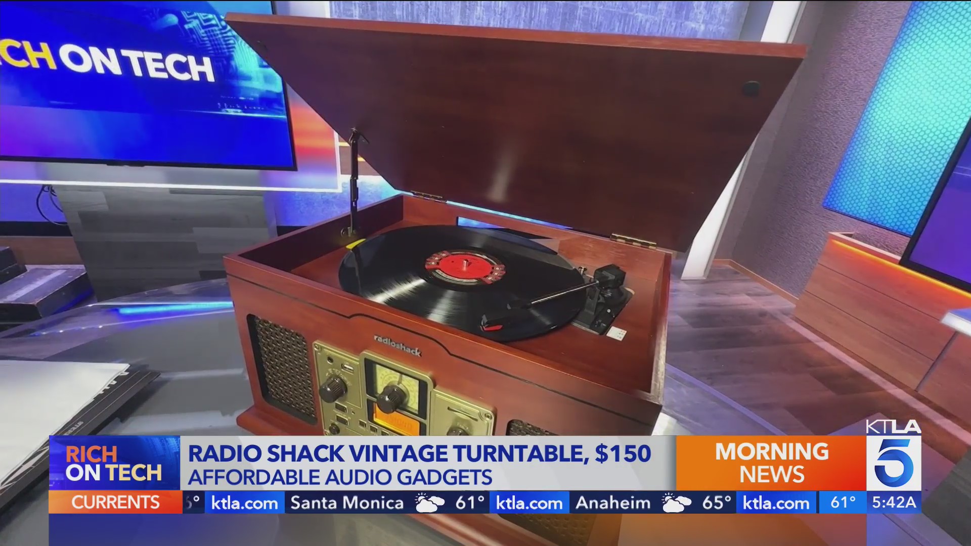 Radio Shack is back with a vintage turntable (plus other audio gadgets ...