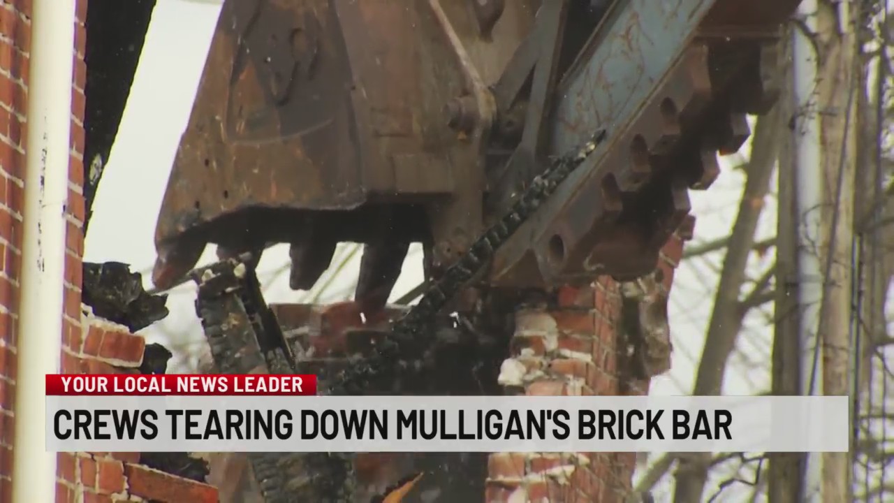 Crews tearing down Mulligan’s Brick Bar – News 4 Buffalo