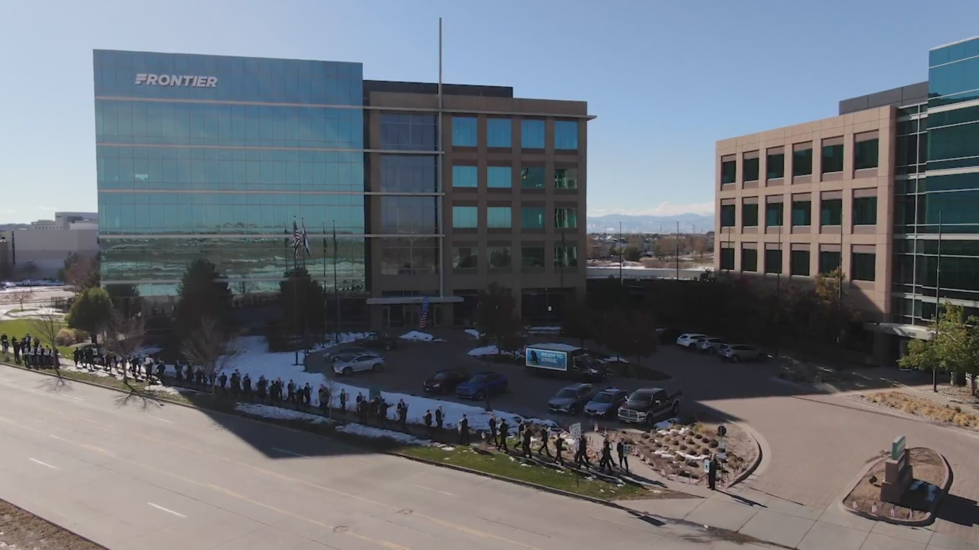 Frontier pilots picket at Denver Frontier headquarters – FOX31 Denver