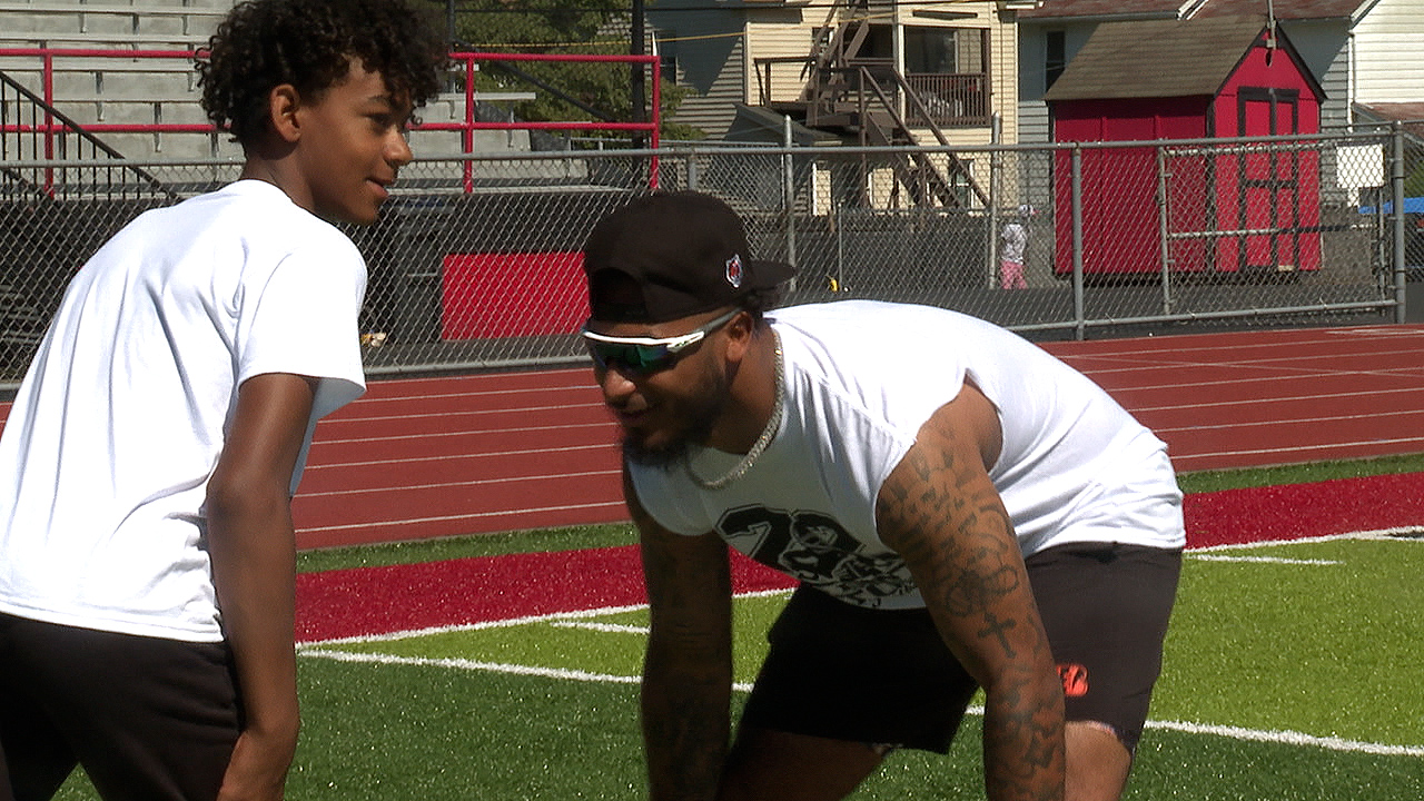 New Castle NFL star holds inaugural youth football camp – WKBN.com