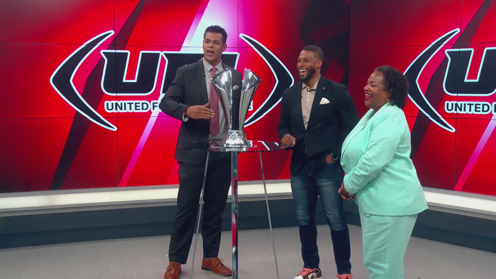 Exclusive first look at the UFL Championship Trophy – FOX 2