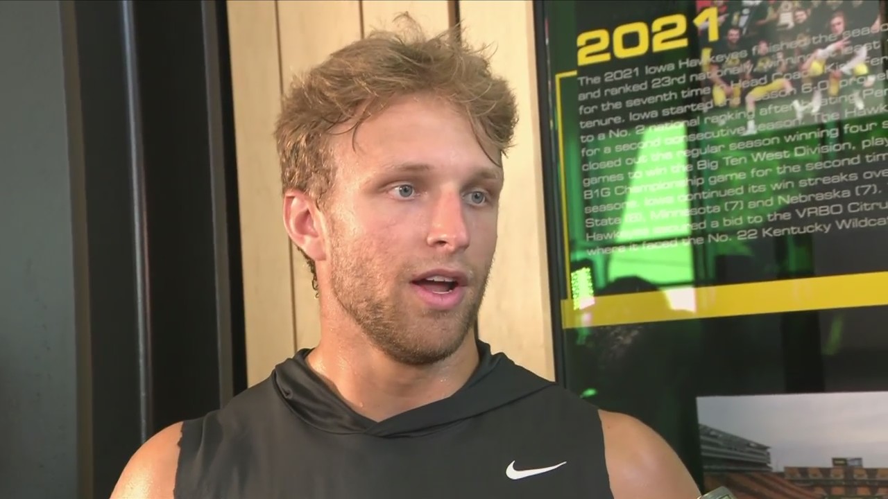Transfer quarterback Mark Gronowski creates chemistry with Iowa ...