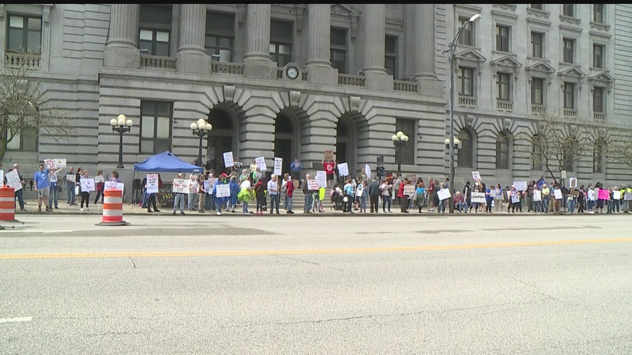 Locals gather in Youngstown to protest Trump Administration – WKBN.com
