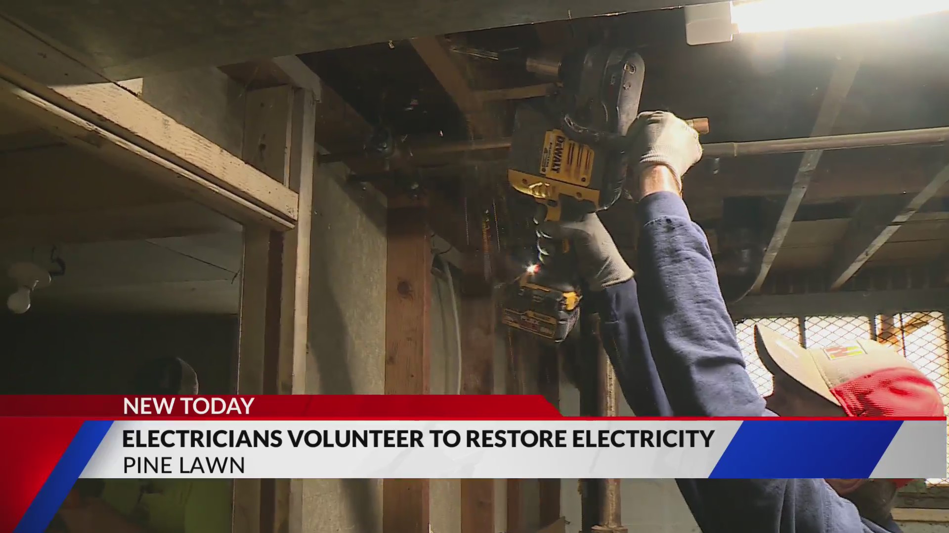 IBEW electricians volunteer to repair St. Louis-area homes – FOX 2