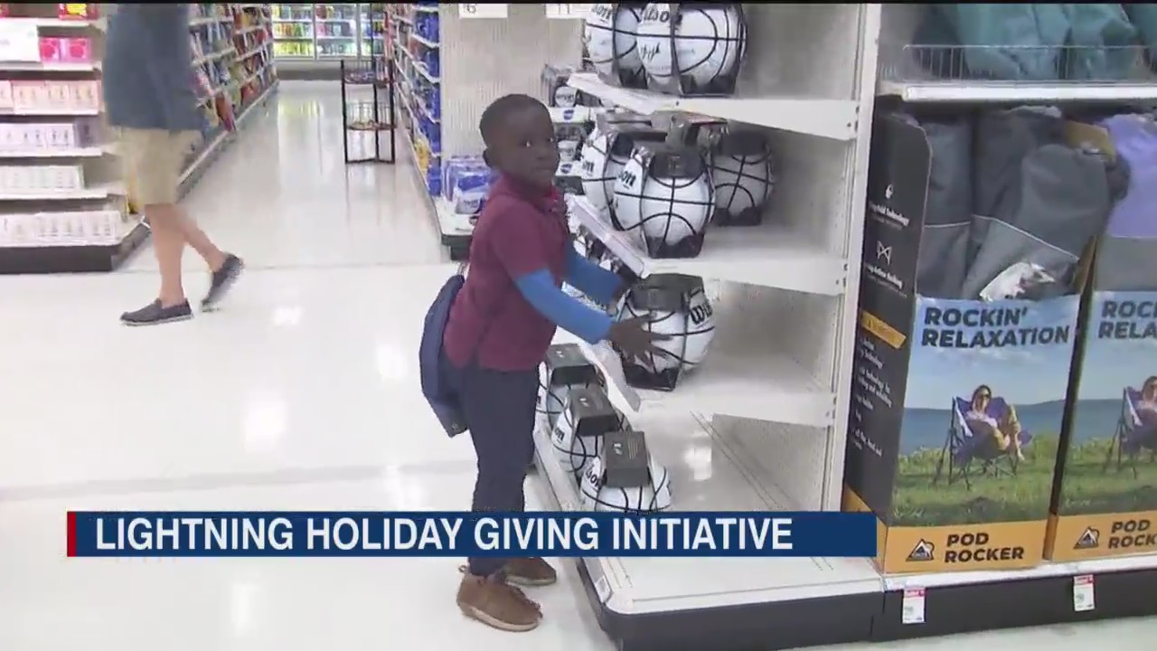 Tampa Bay Lightning players helps kids fill their shopping carts for ...