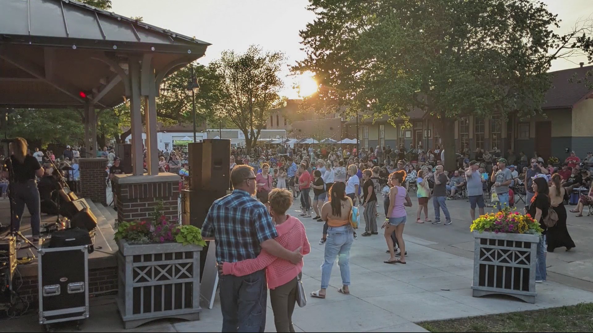Valley Junction kicks off 2024 farmers market season – who13.com