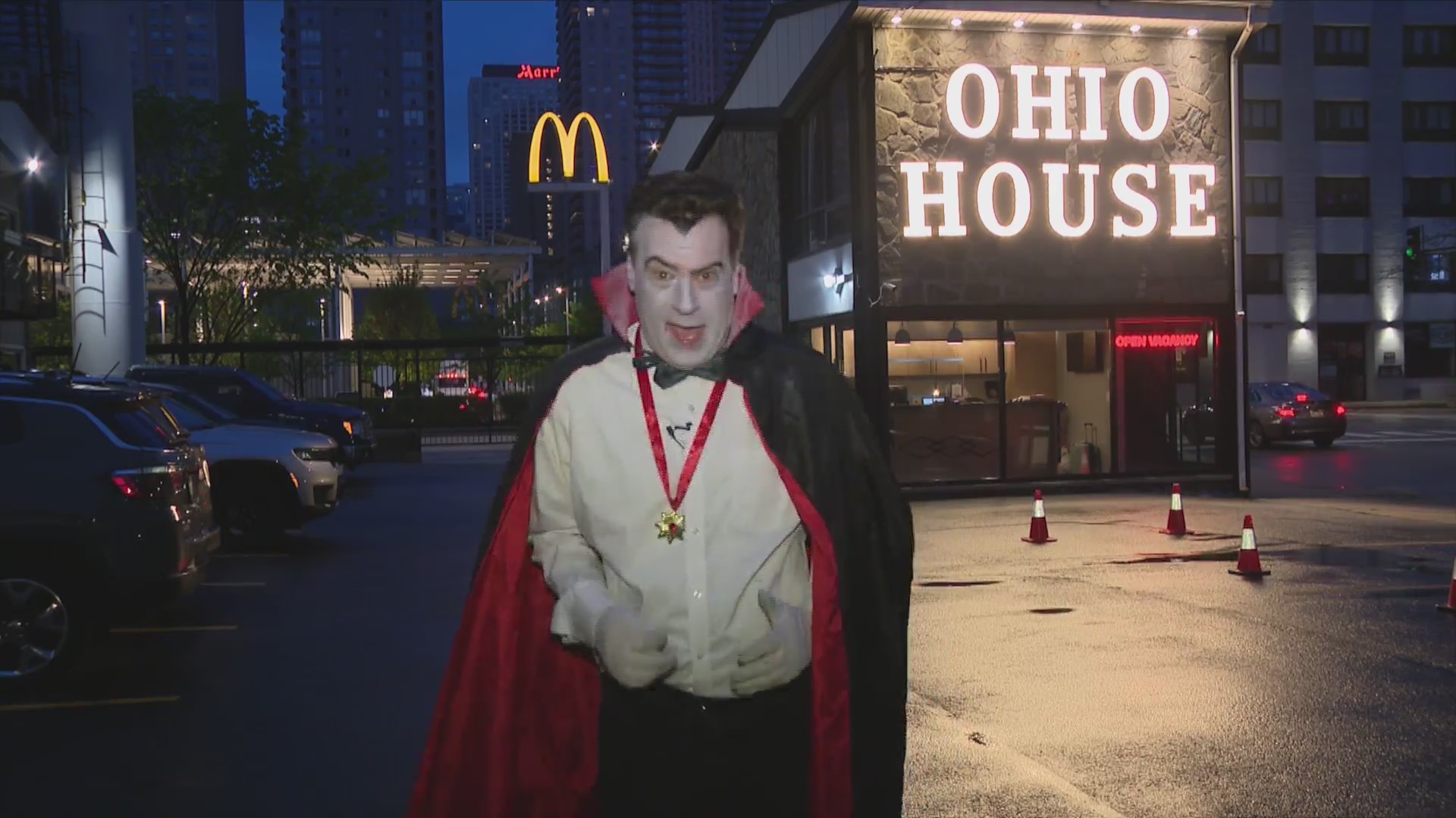 Greg the Vampire visits the Ohio House Motel – WGN-TV