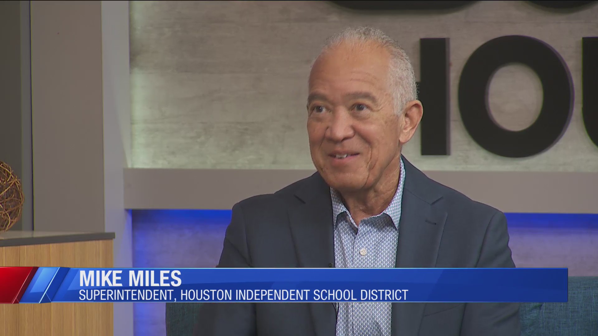 CW39 Exclusive: HISD Superintendent Mike Miles 130 NES school in HISD ...