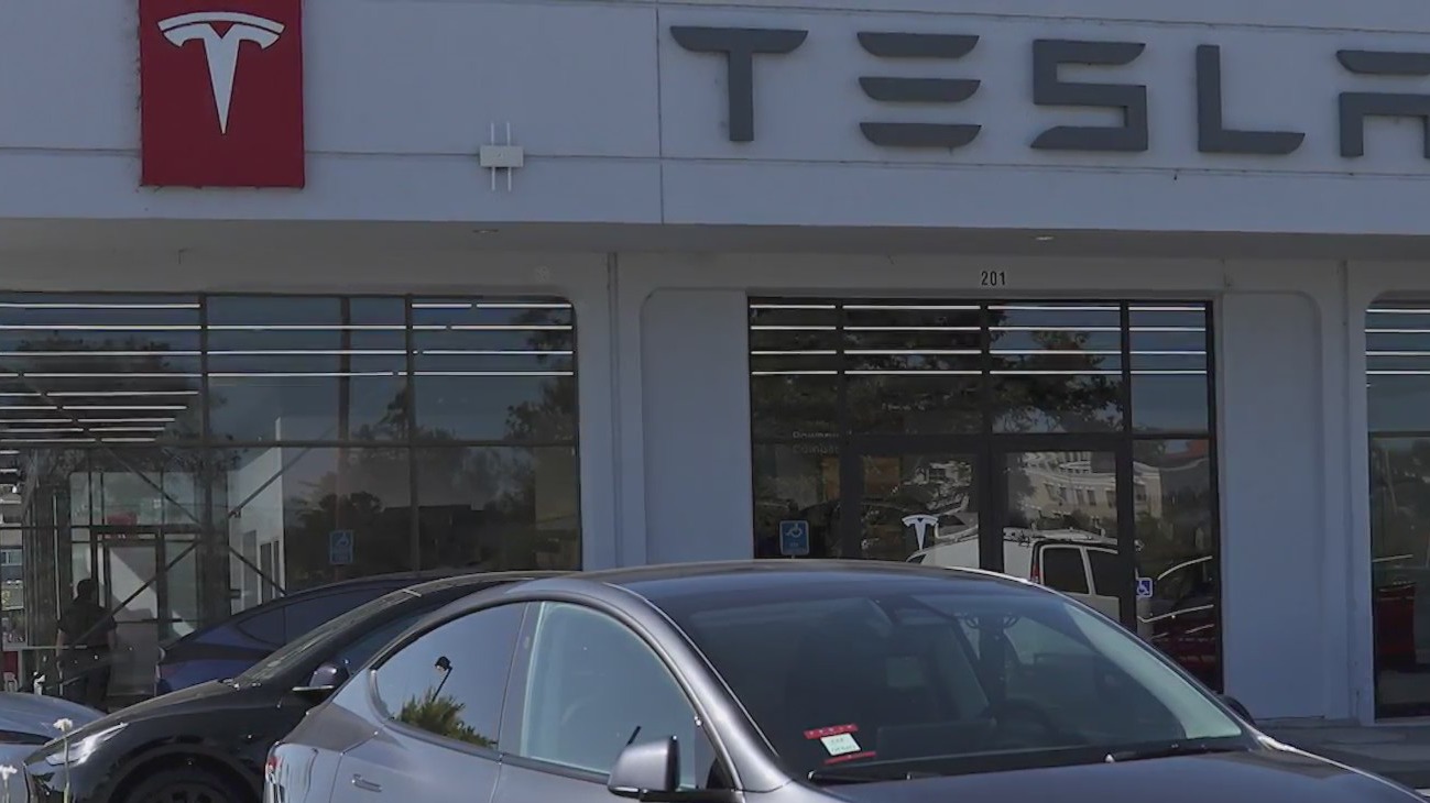 Tesla ordered by Florida jury to pay $243M in fatal Autopilot crash ...