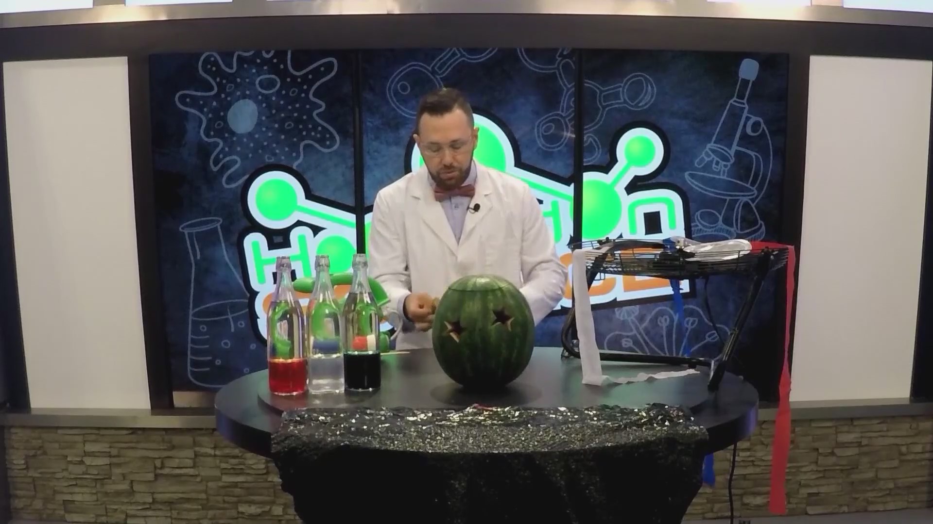 Larry & Pat join Mr. Science! – WGN-TV