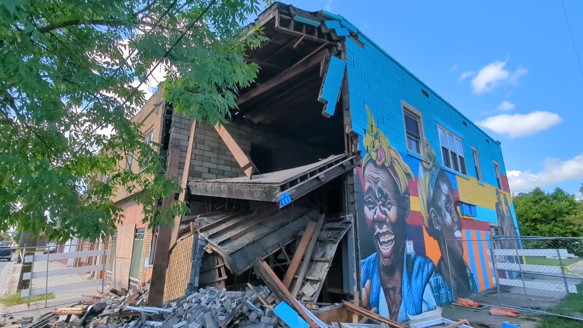 Mural damaged when car hits Grand Rapids building – WOODTV.com
